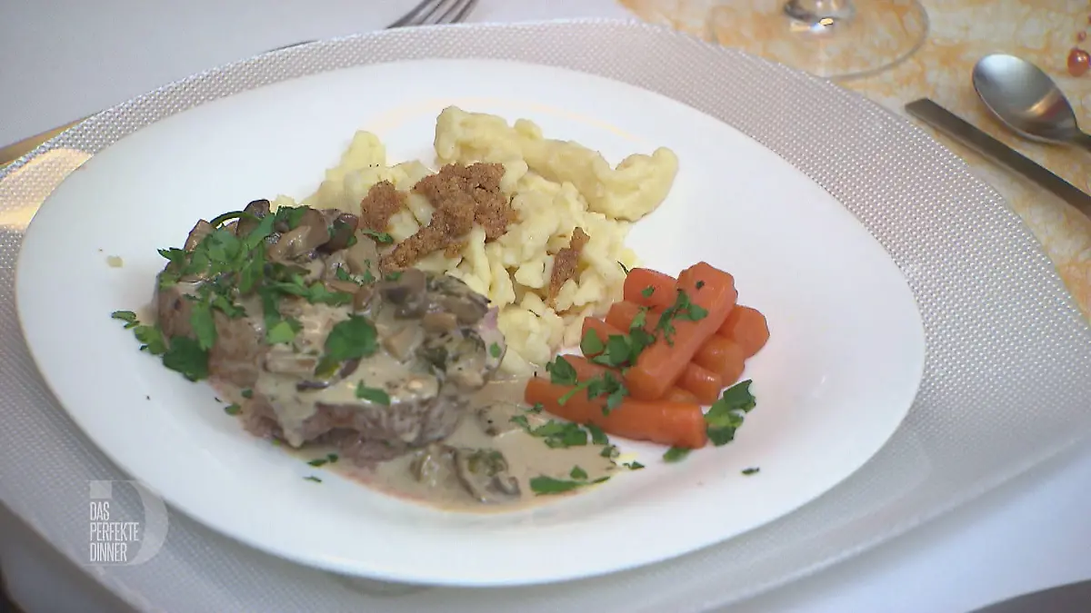 Kalbsmedaillons in einer Rahmsauce mit Pilzen, dazu Spätzle und ...