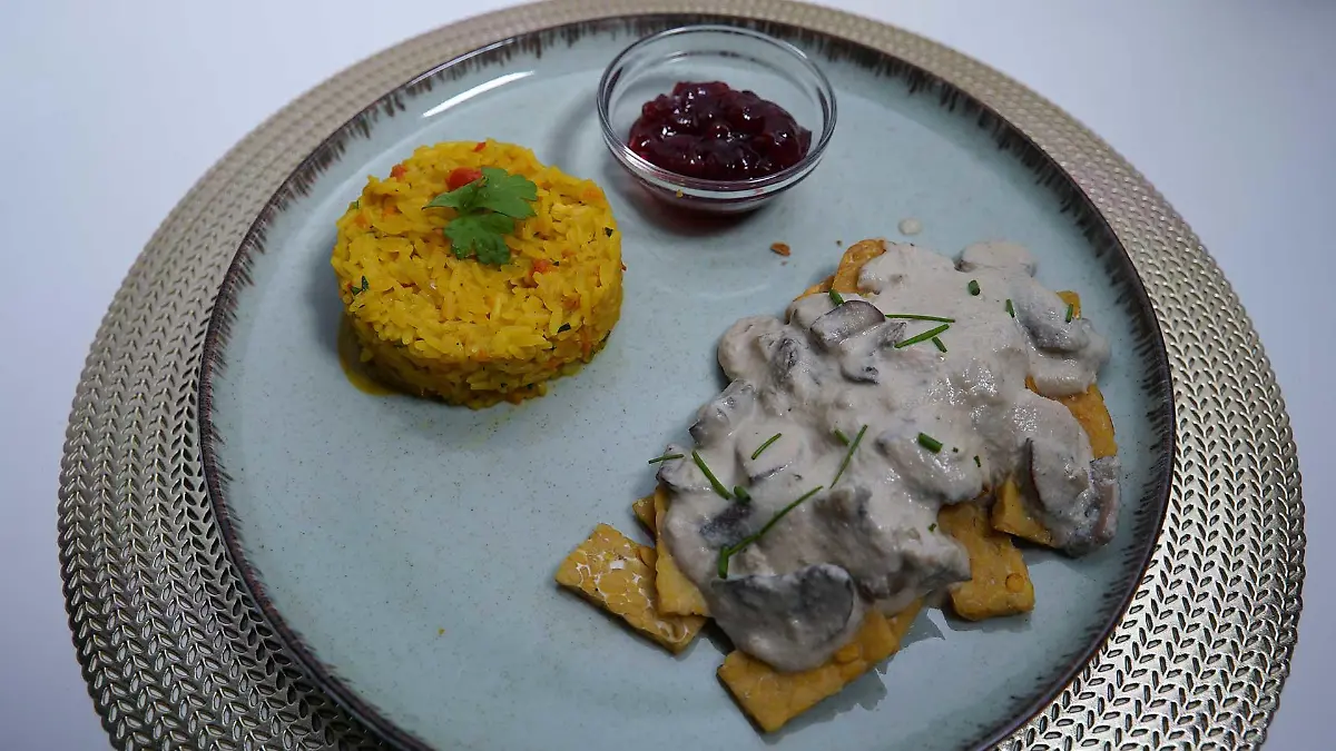 Tempeh Stroganoff mit Preiselbeeren an Reis