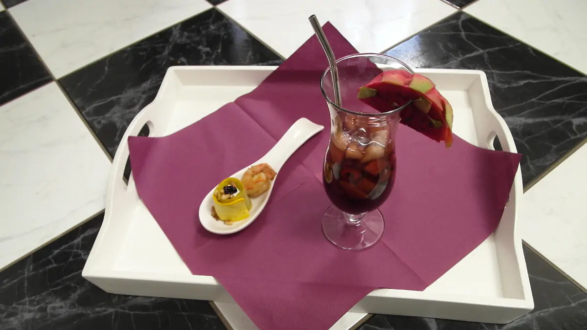 Mit Sangria de la Casa und Tomaten-Zucchini-Röllchen startete Jana ...