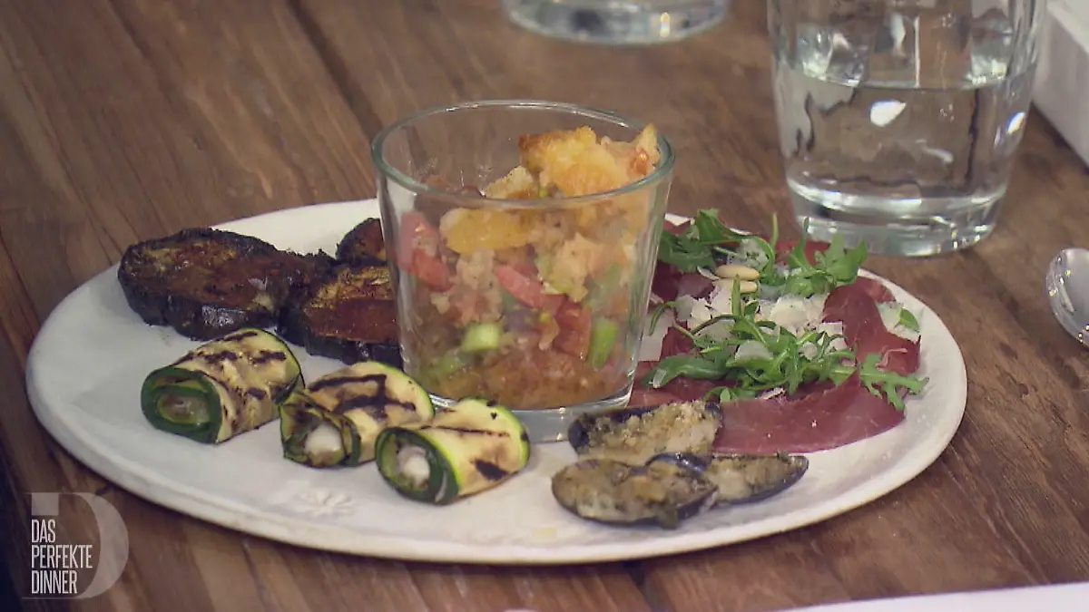 Variation von Antipasti: Zucchiniröllchen mit gegrillten Auberginen ...