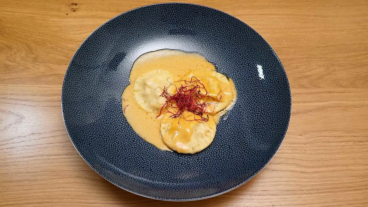 Glücksravioli gefüllt mit Garnelen in Krustentiersauce