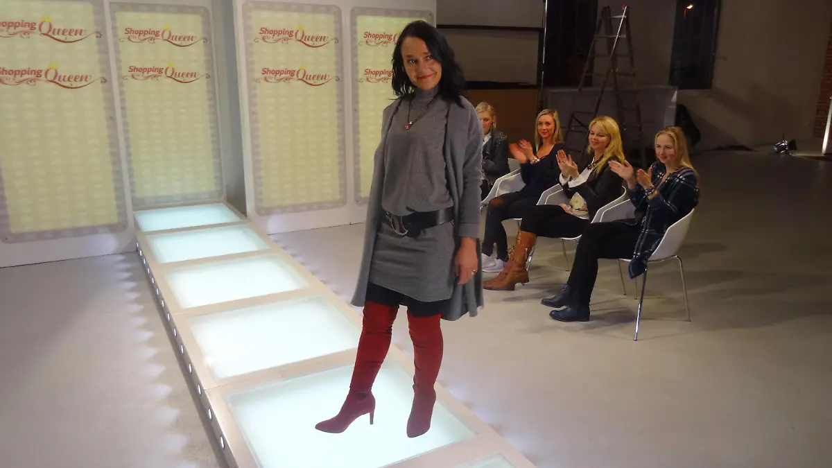 Shopping Queen: Birgit aus Rostock präsentiert ihren Overknee-Look auf ...