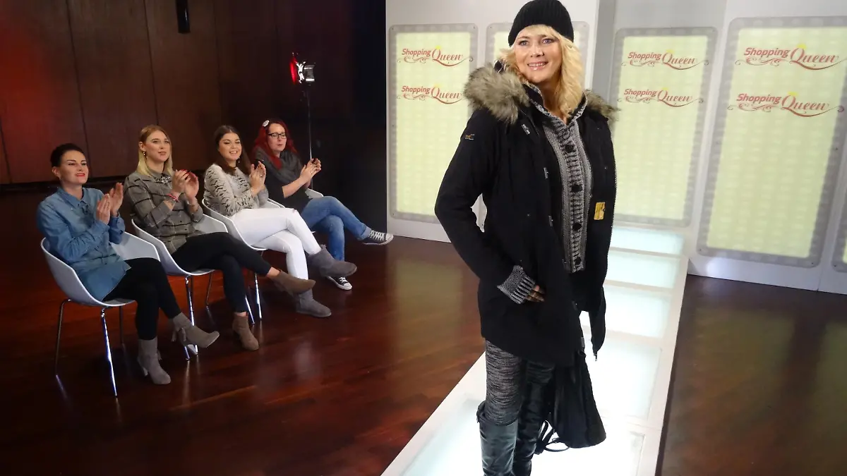 Shopping Queen: Brigitta präsentiert ihren Schneestiefel-Look auf dem ...