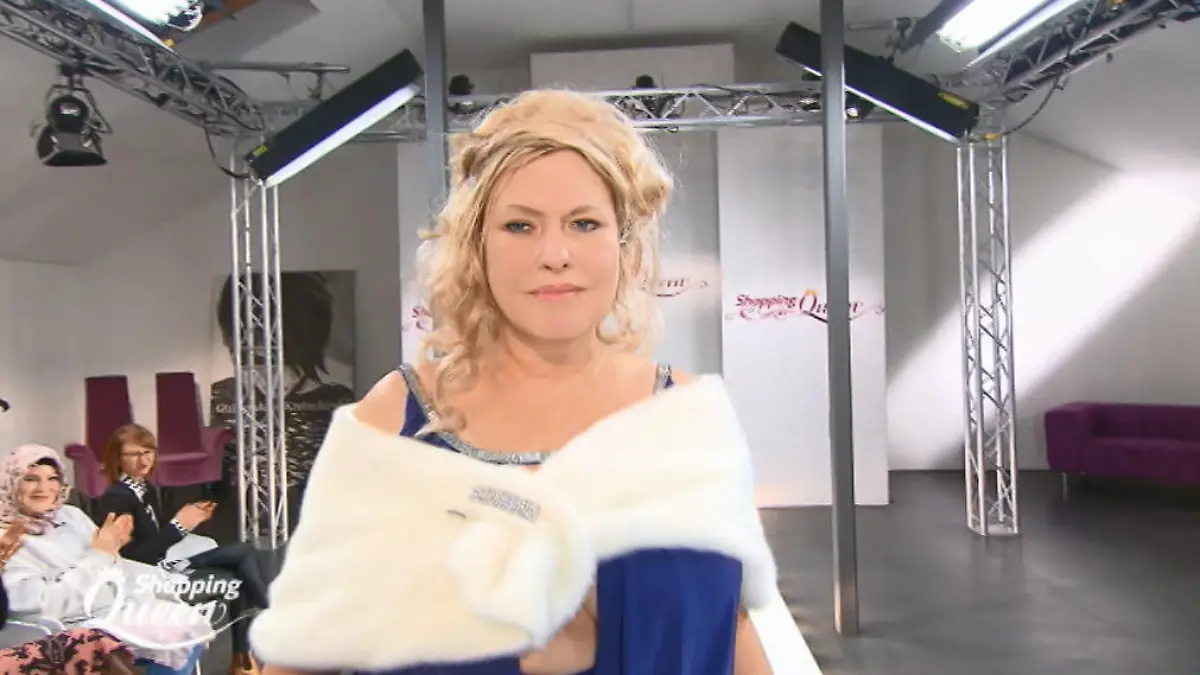 Shopping Queen: Delilah aus Berlin präsentiert ihren Look auf dem Catwalk