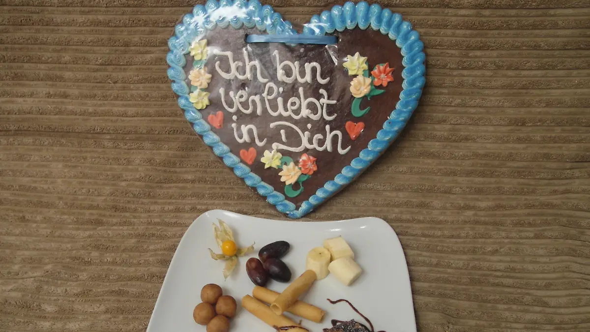 Cissy serviert zum Schluss Schokolade zum Frühstück