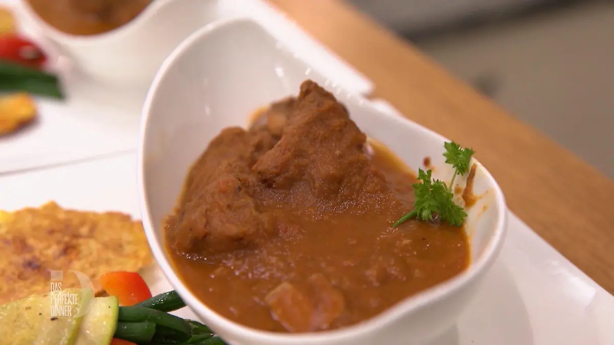 Gulasch aus dem Römertopf mit Gemüsepäckchen und Rösti
