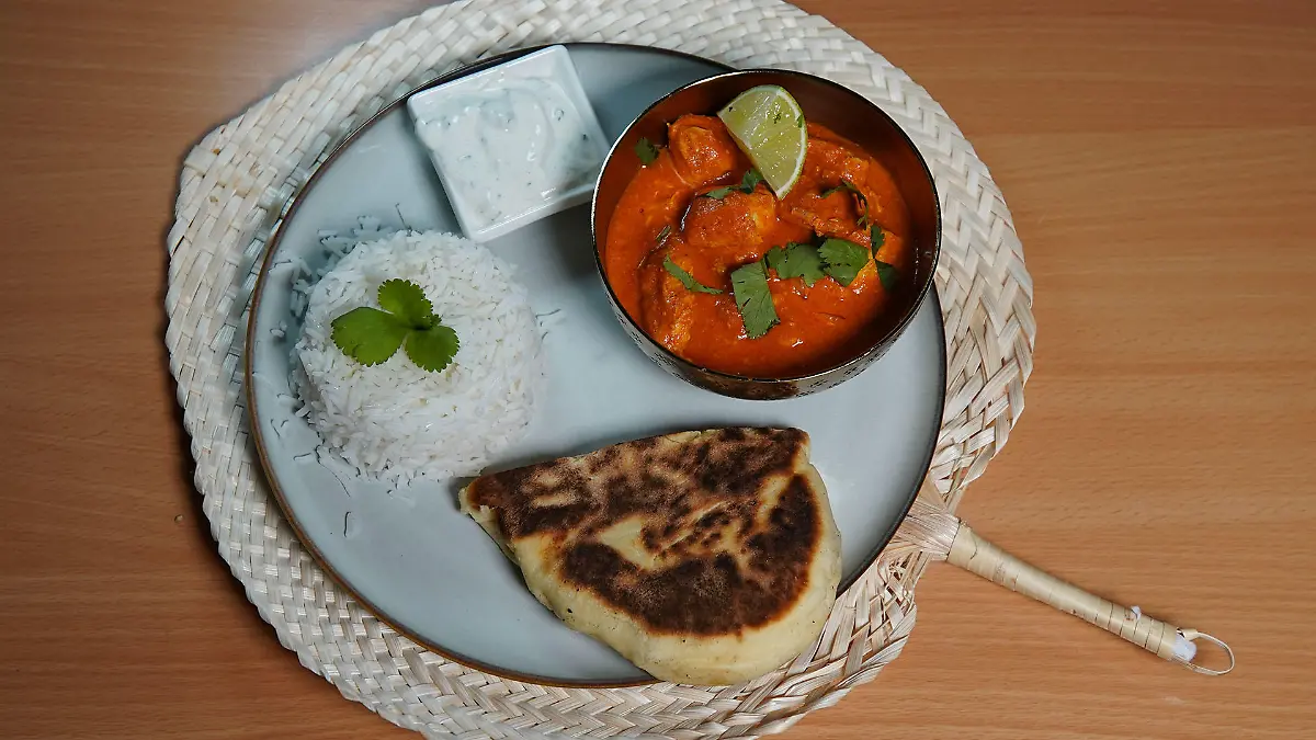 Das perfekte Dinner: Indisches Butter-Chicken mit Reis, Naan-Brot und ...