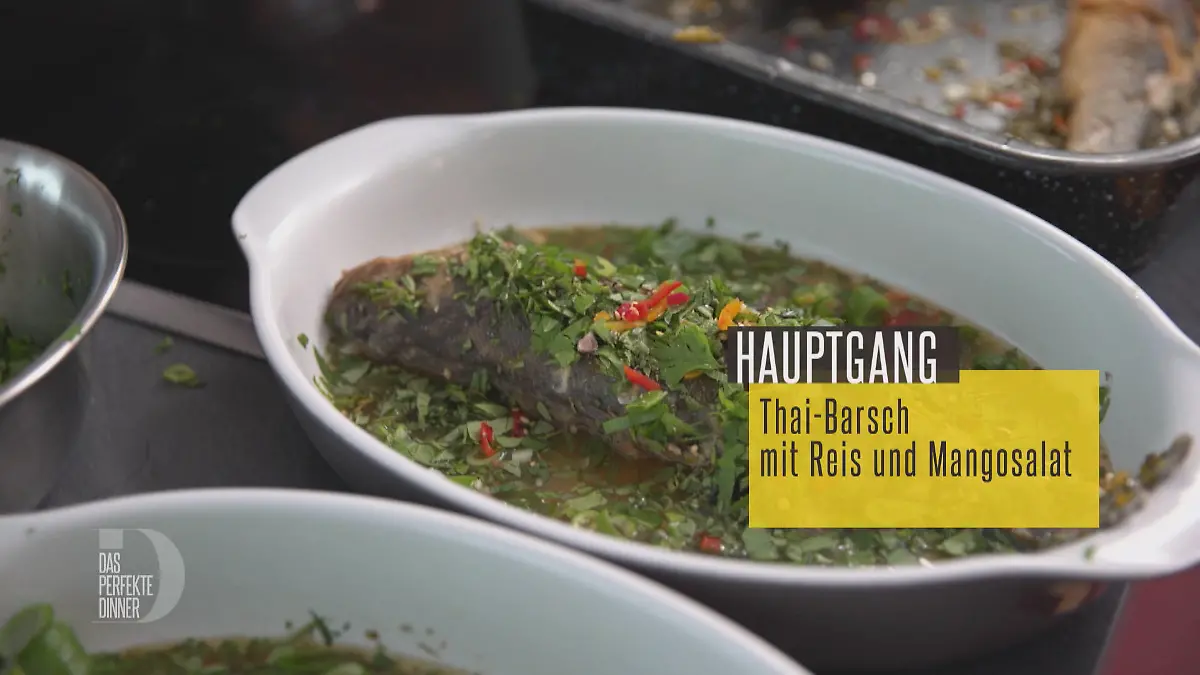 Thai-Barsch, gefüllt mit Limetten, Minze und Chili, Reis mit Toppings ...