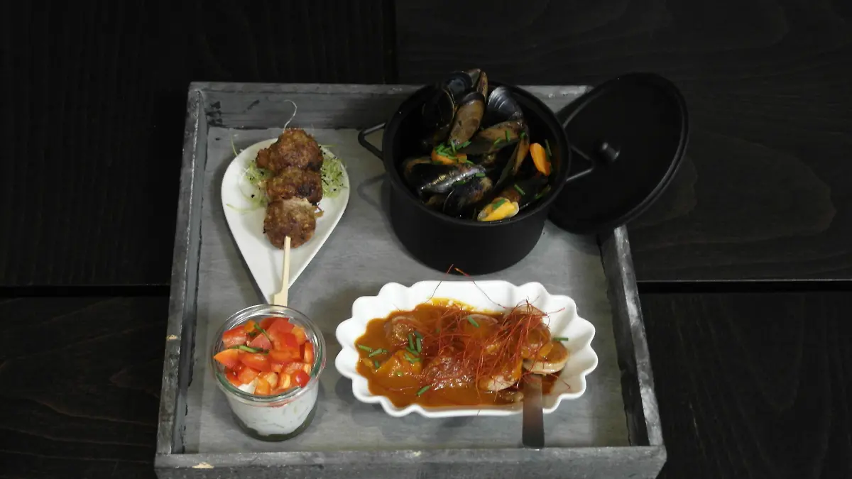 Ruhrpott-Trio (Currywurst-Kartoffelsalat-Muscheln-Frikadellen)