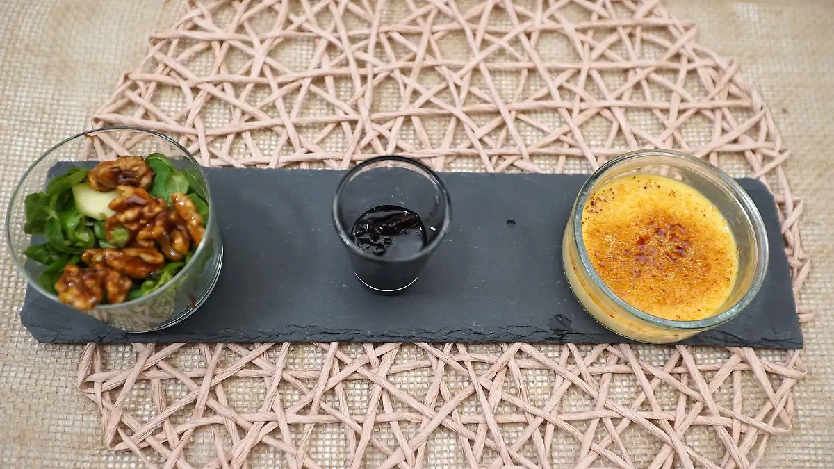 Das perfekte Dinner: Ziegenkäse-Creme-Brûlée mit Salat und Zwiebel ...