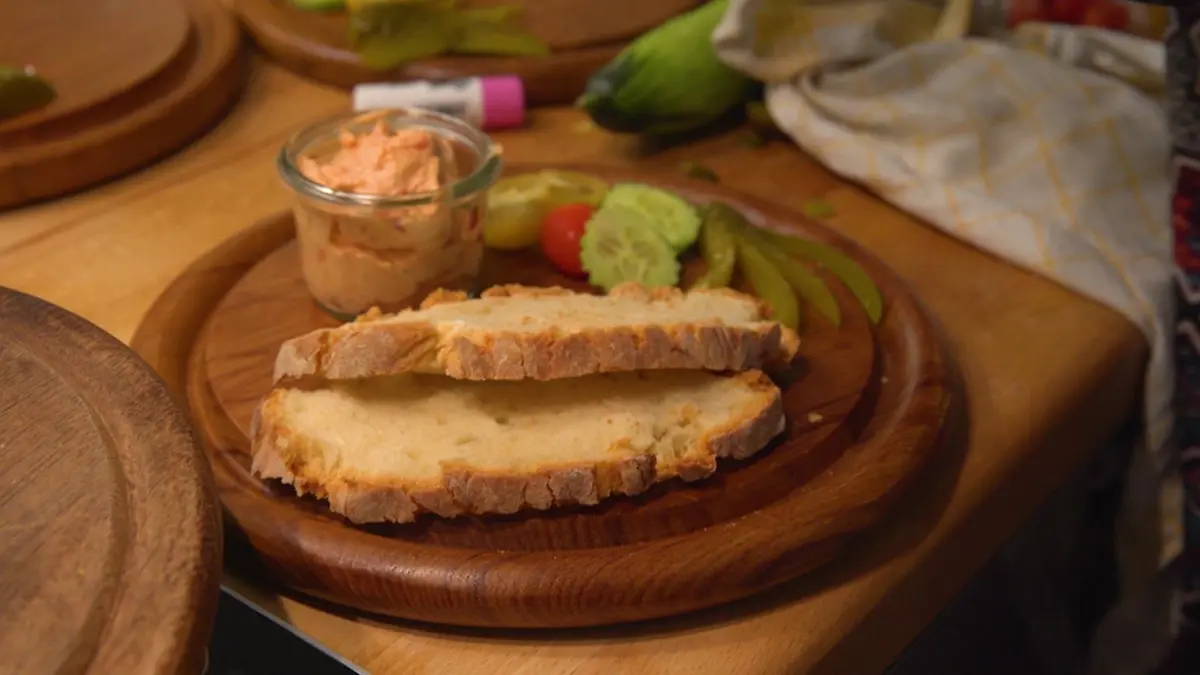 Grieben Chutney und Paprika Creme auf selbst gebackenen Tessiner ...