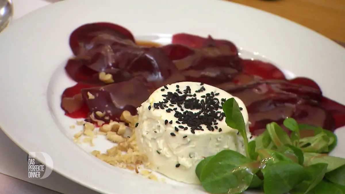Kräuter- Pannacotta auf Rote Bete-Carpaccio mit Honigsenf-Cassis ...