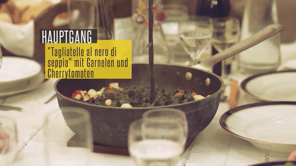 Selbstgemachte schwarze Tagliatelle mit Garnelen, Cherrytomaten und ...