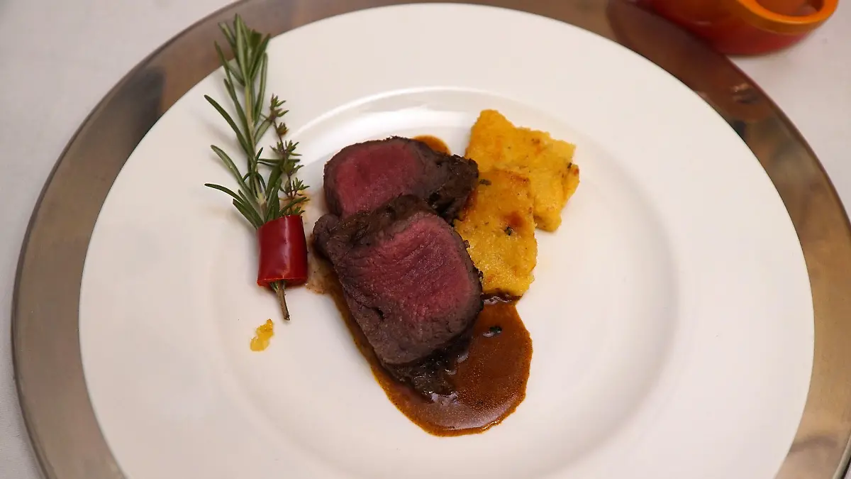 Das perfekte Dinner: Sauerbraten mit Polenta und Champagnerkraut, dazu ...