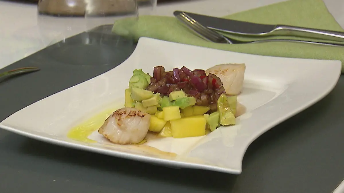 Jakobsmuscheln auf Avocado-Mango-Tatar und Zwiebel-Vinaigrette