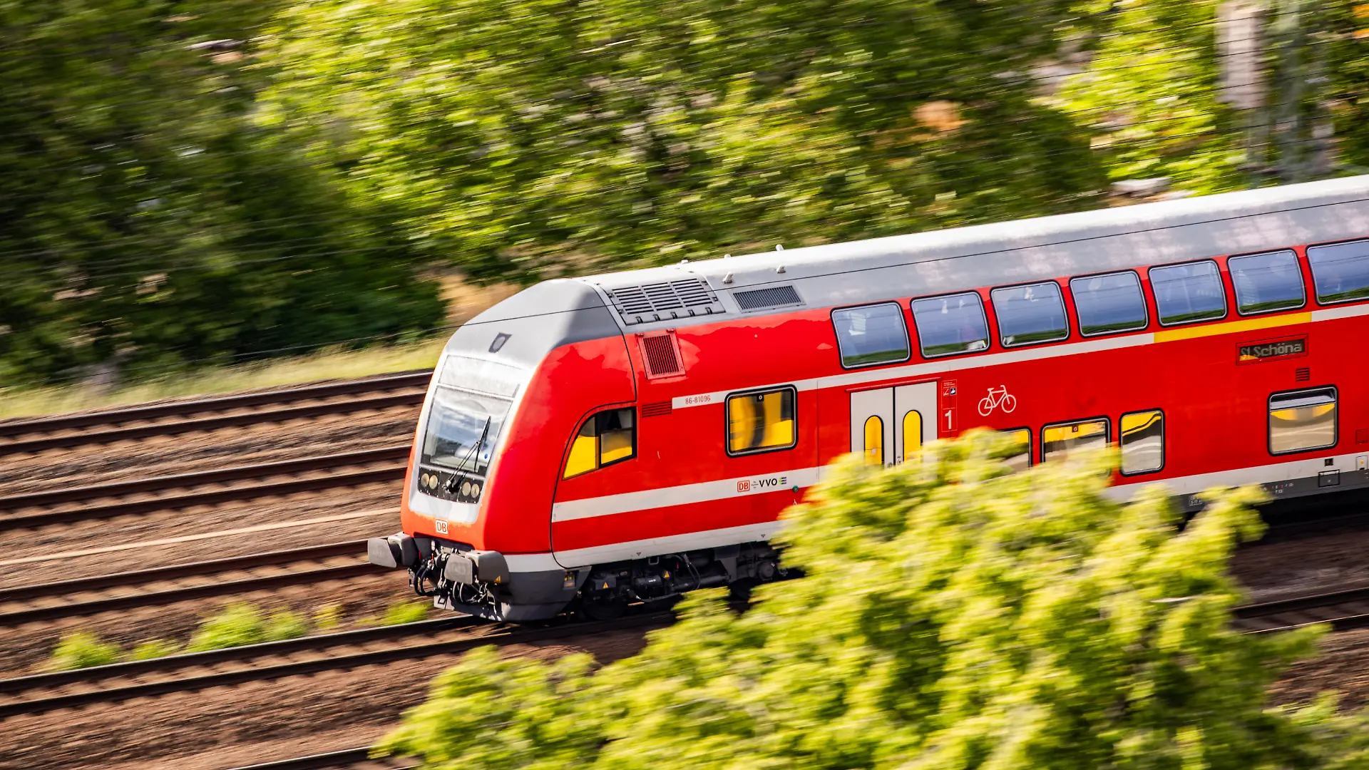 Nach tödlichem Angriff auf Zugbegleiter – Deutsche Bahn stattet ...
