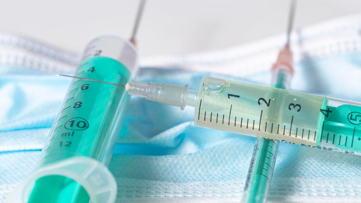 Corona in Österreich: Ärztin impft Patienten mehrmals mit derselben Spritze
