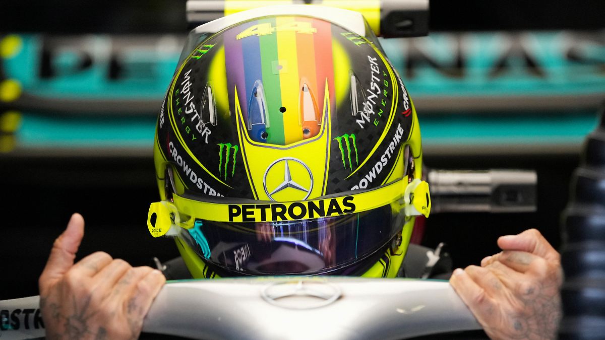 Zeichen für LGBTQ-Community: Hamilton startet erneut mit Regenbogen-Helm