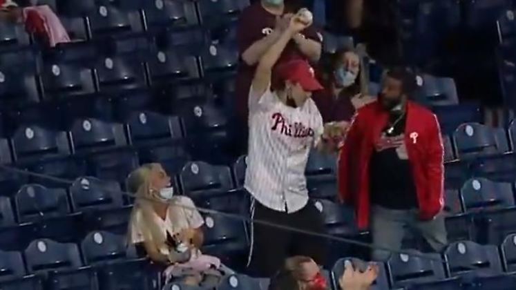 Baseball, MLB: Unglaublicher Catch von Zuschauer - Wie lässig fängt ...