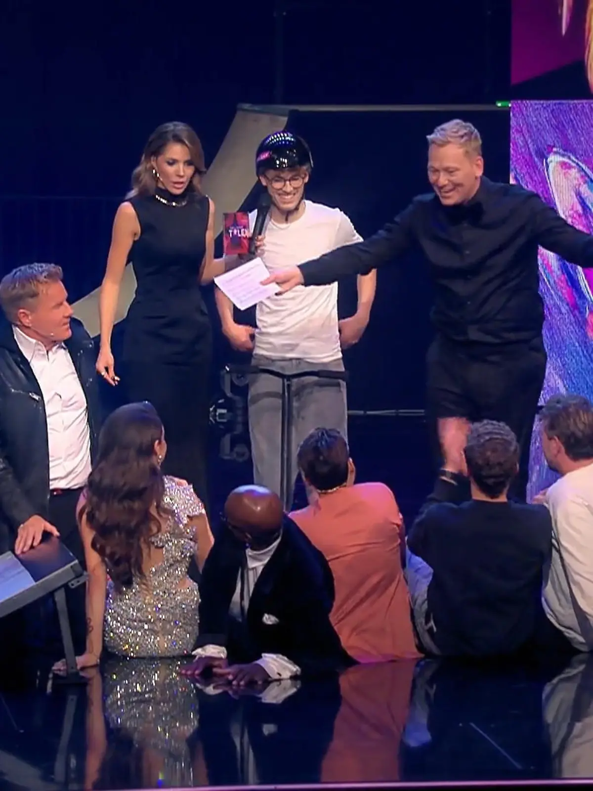 Kommt sie weiter?: Luftakrobatin Alénee Aisha gibt alles auf der Bühne