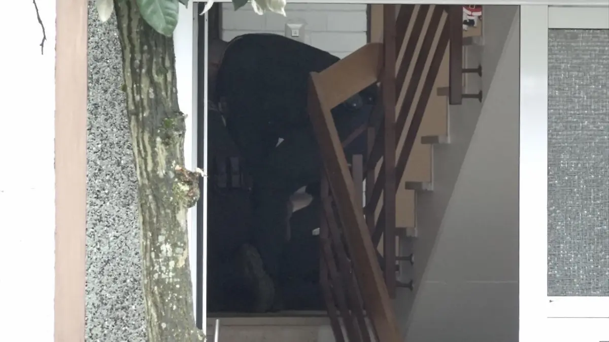In Handschellen zum Gericht: Im Video: Polizei holt angeklagte Ärztin ...