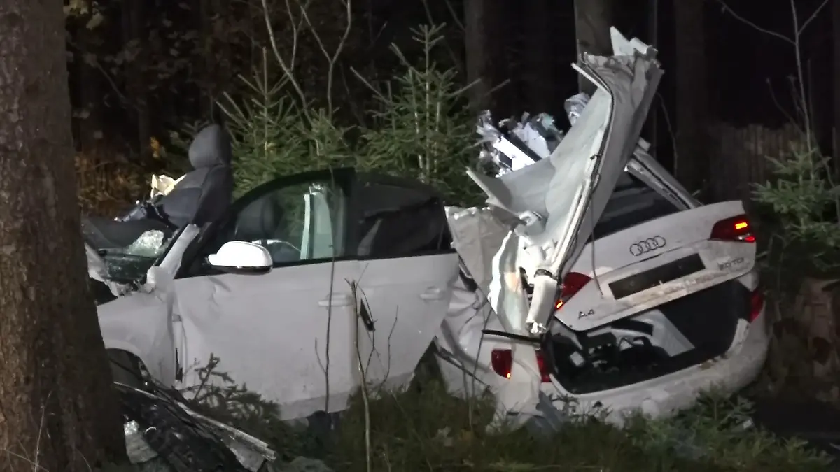 Fahrer (35) lebensgefährlich verletzt: Audi bei Unfall in mehrere Teile ...