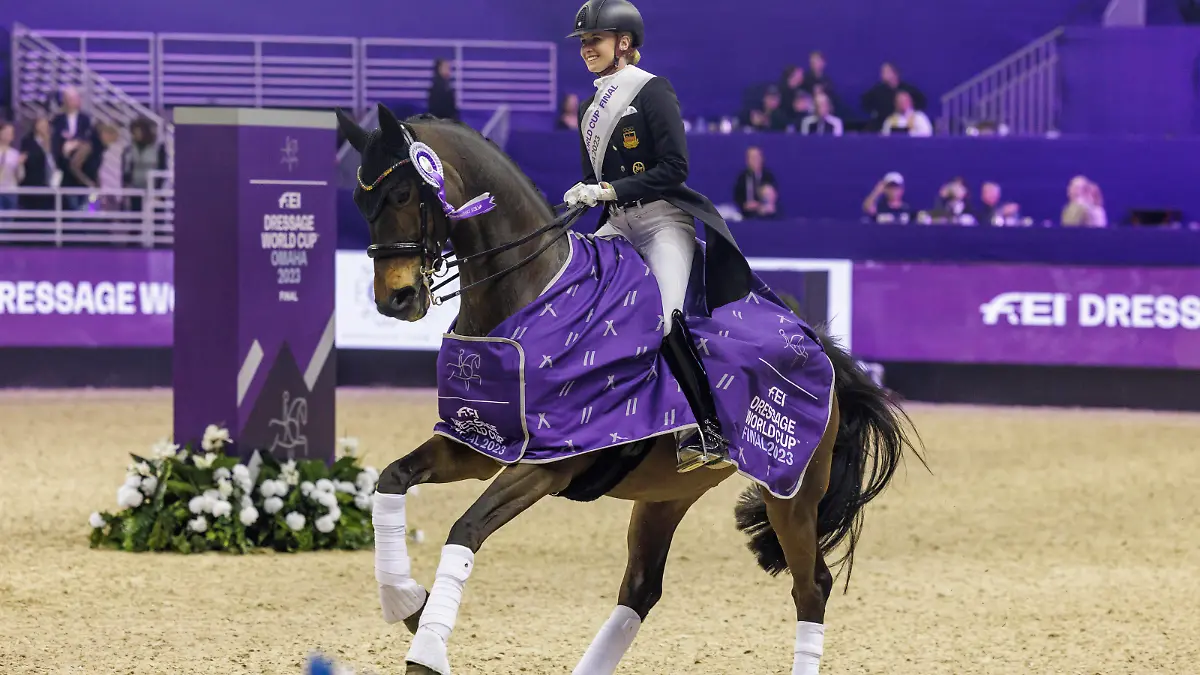 Reitstar Jessica Bredow-Werndl und ihre Dalera verzaubern beim Weltcup ...