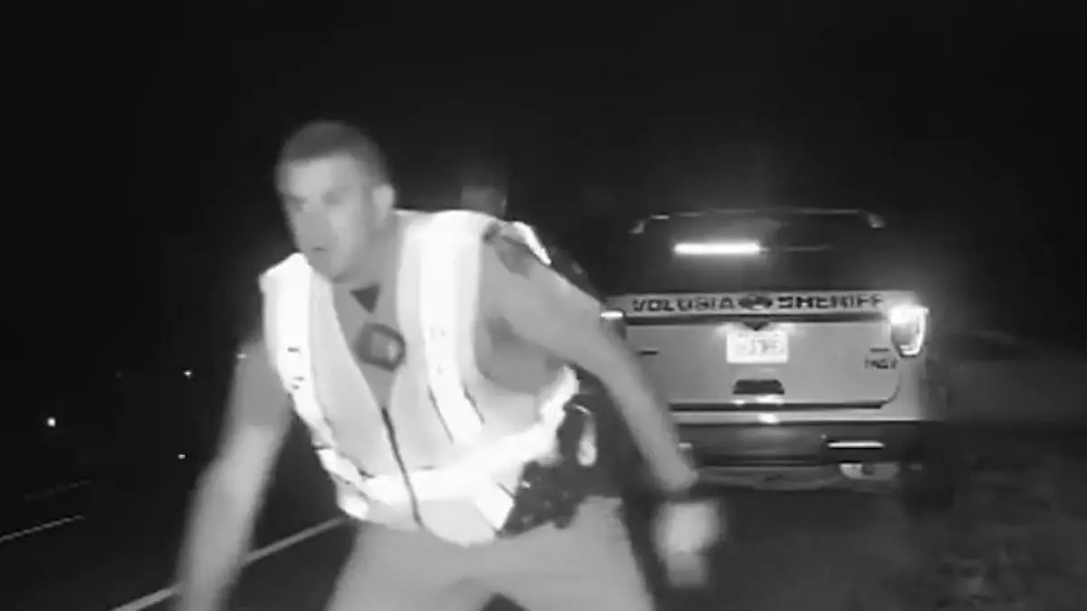 China: Felsbrocken kracht auf die Straße! Autofahrer entgeht Tod um Haaresbreite