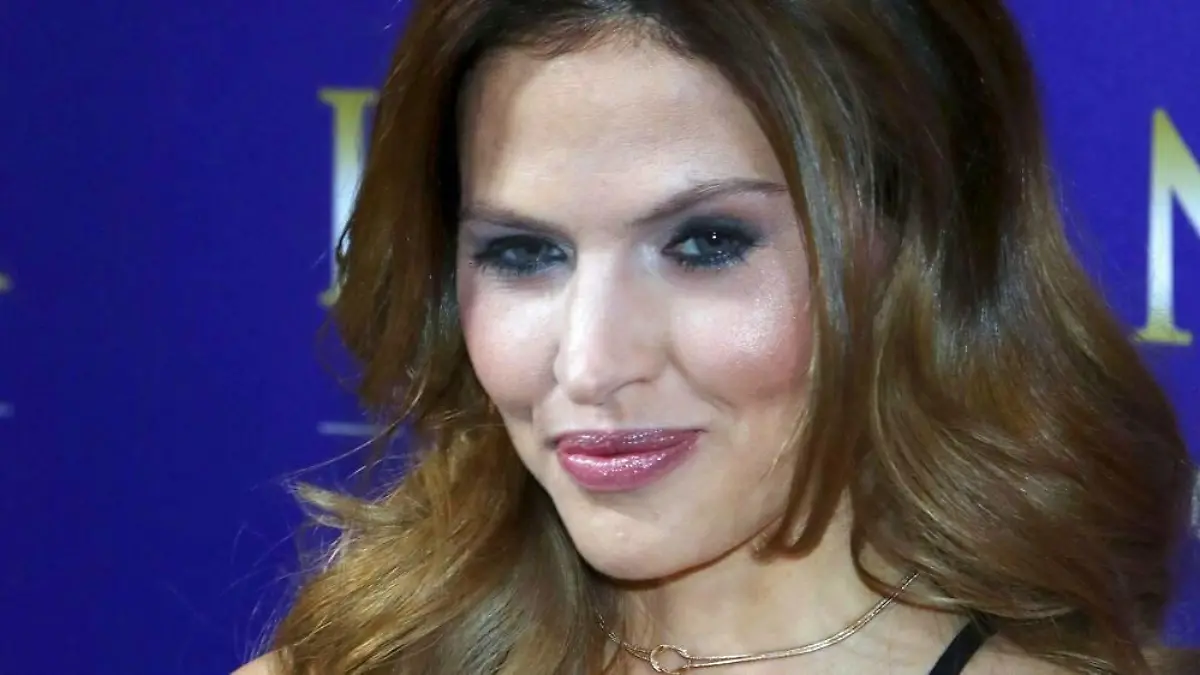 Model Hana Nitsche wird Ehrenbürgerin von Jattaba