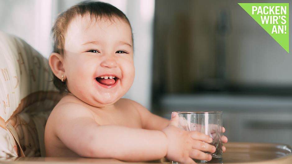 Das Trinken lernen beim Baby: Vom Fläschchen zum Becher