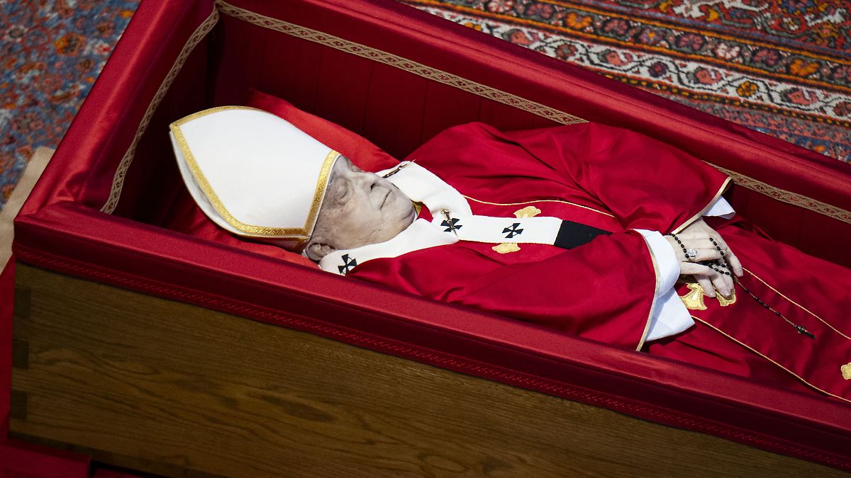 Papst Franziskus in offenem Sarg: Wo kommen die dunklen Flecken her ...