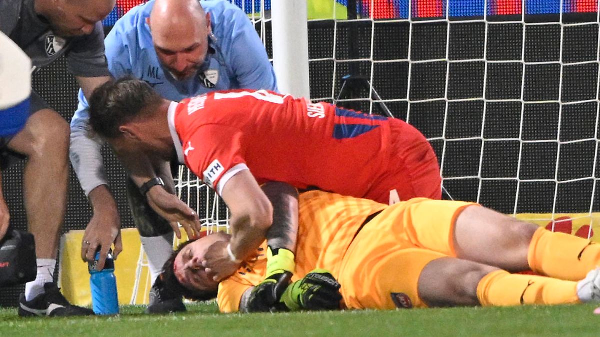 Bundesliga: Heidenheim-Torwart Kevin Müller nach Zusammenprall bewusstlos