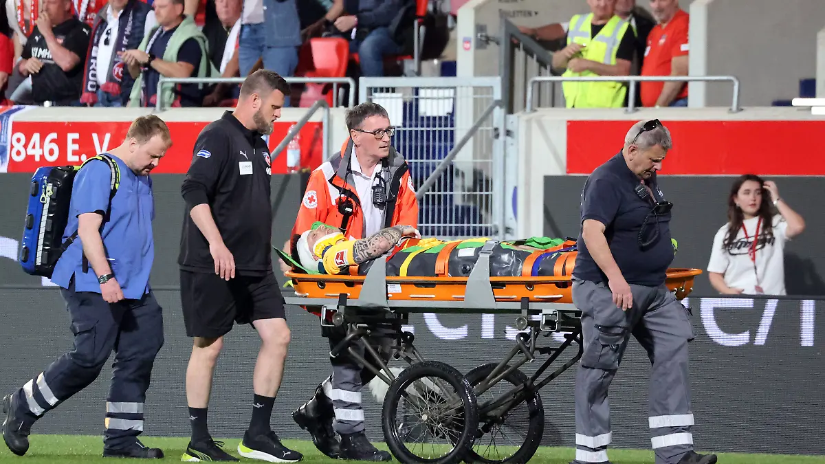 Heidenheims Torwart Kevin Müller nach Zusammenstoß bewusstlos ...