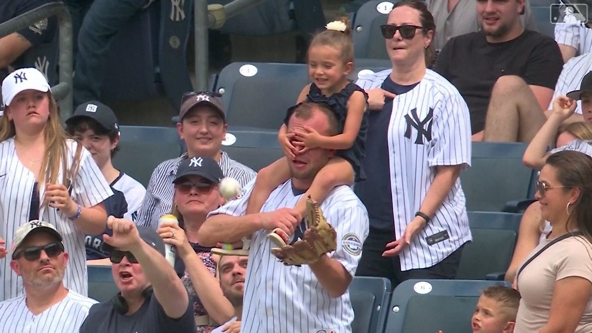 Augen zu, Papa! Tochter bringt Baseball-Fan ganz groß raus