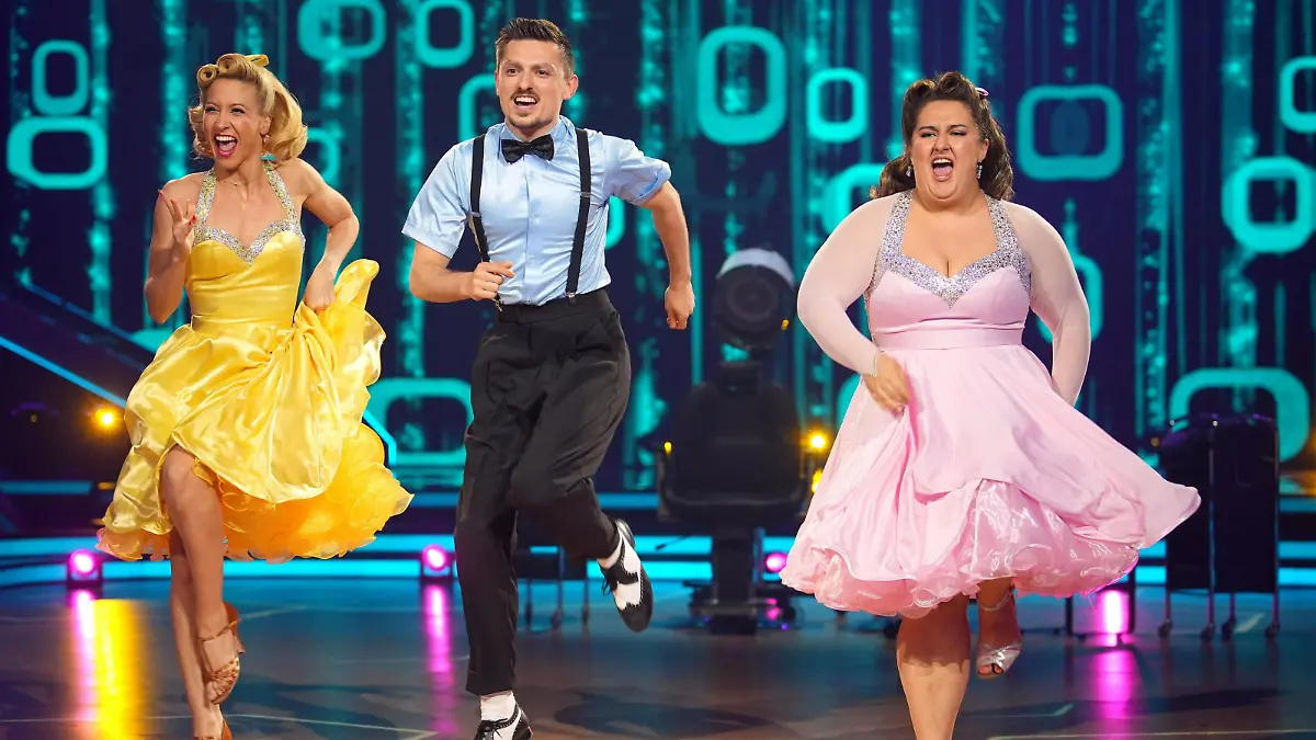 Let’s Dance 2025: Sexy! selfiesandra präsentiert bei der Rumba ihre ...