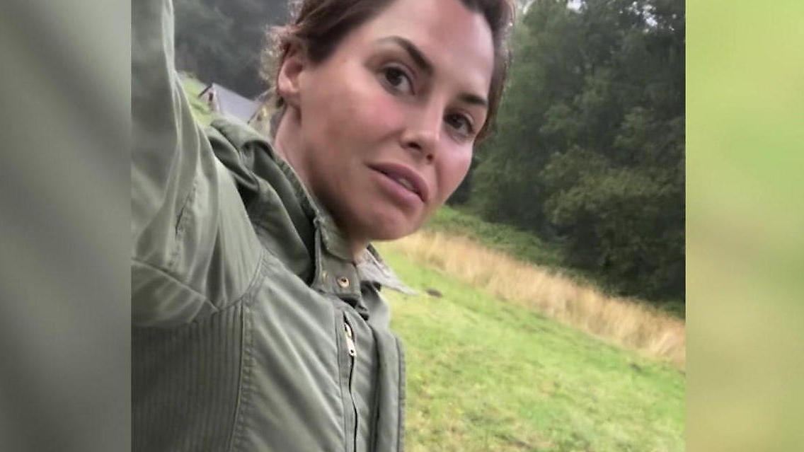 Jetzt sammelt sie Spenden!: Von der Villa ins Zelt! Playboy-Model seit ...