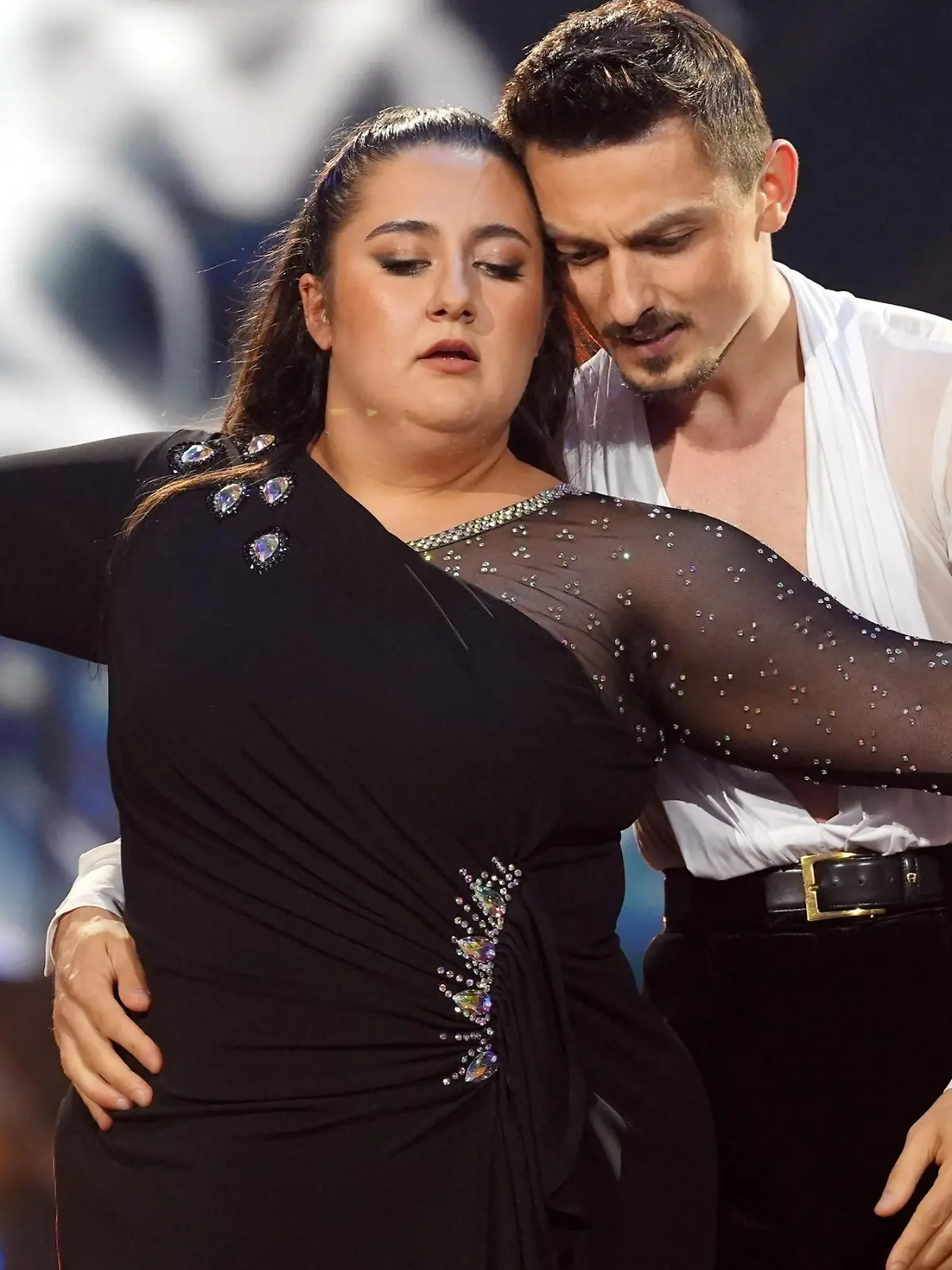 Let's Dance 2025 - Show 8: selfiesandra fackelt mit Paso Doble die Hütte ab