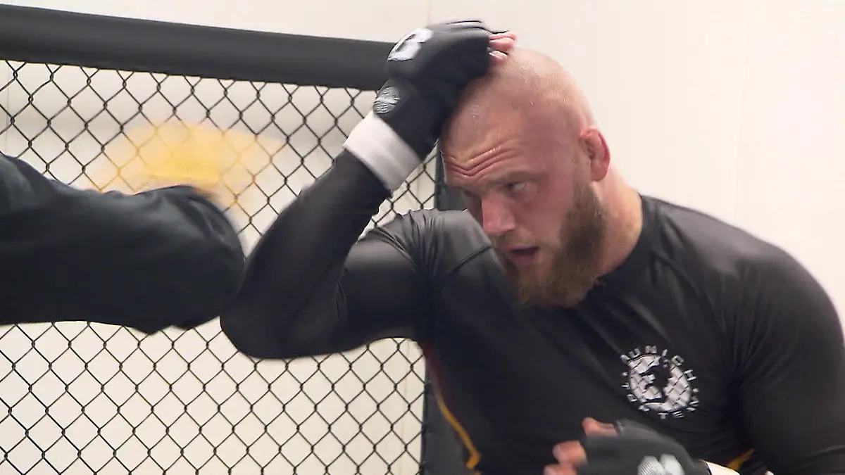 MMA: SO macht Oktagon-Star Frédéric Vosgröne jeden Abend seine Freundin ...