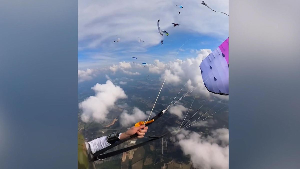 Irrer Stunt über den Wolken: Fallschirmspringer rasen aufeinander zu – bei 160 km/h!