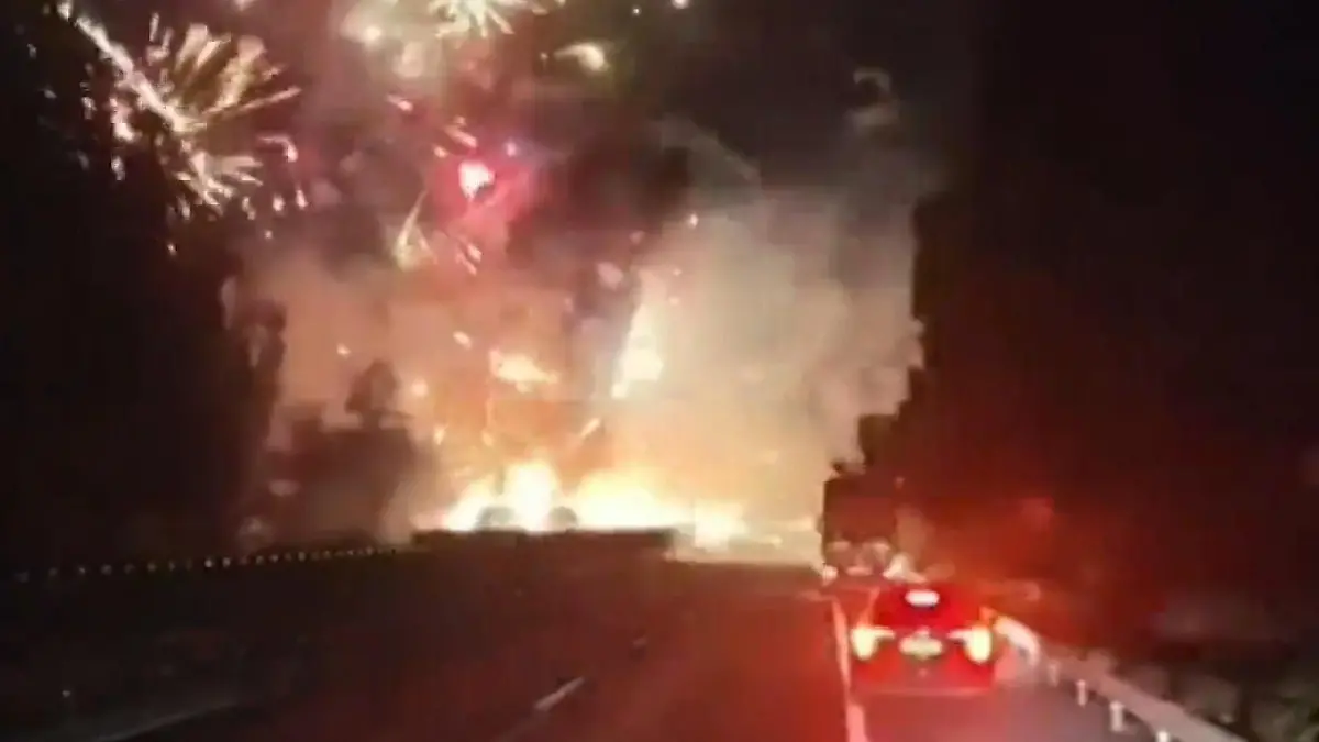 Unfall-Inferno auf der A38: Lkw kracht in Stauende - Gasflaschen ...