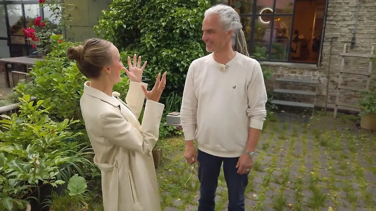 Varel in Friesland: Mann (38) fährt im Auto auf seine Ehefrau zu und tötet sie