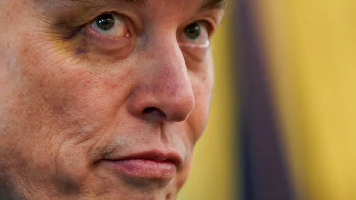 Elon Musk mit blauem Auge im Weißen Haus bei Trump – von IHM wurde der ...