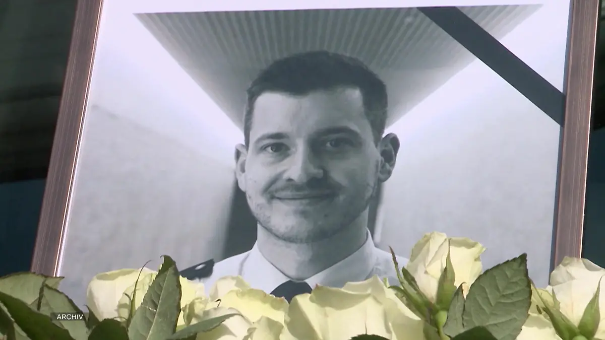 Unfall bei Karlsruhe: Straßenbahn rammt Tanklaster – Polizei findet ...