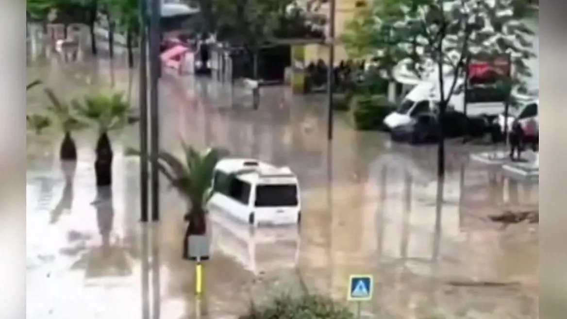 Regenfälle setzen ganze Region unter Wasser: Auf Erdbeben folgt Unwetter! Urlaubsparadies ...