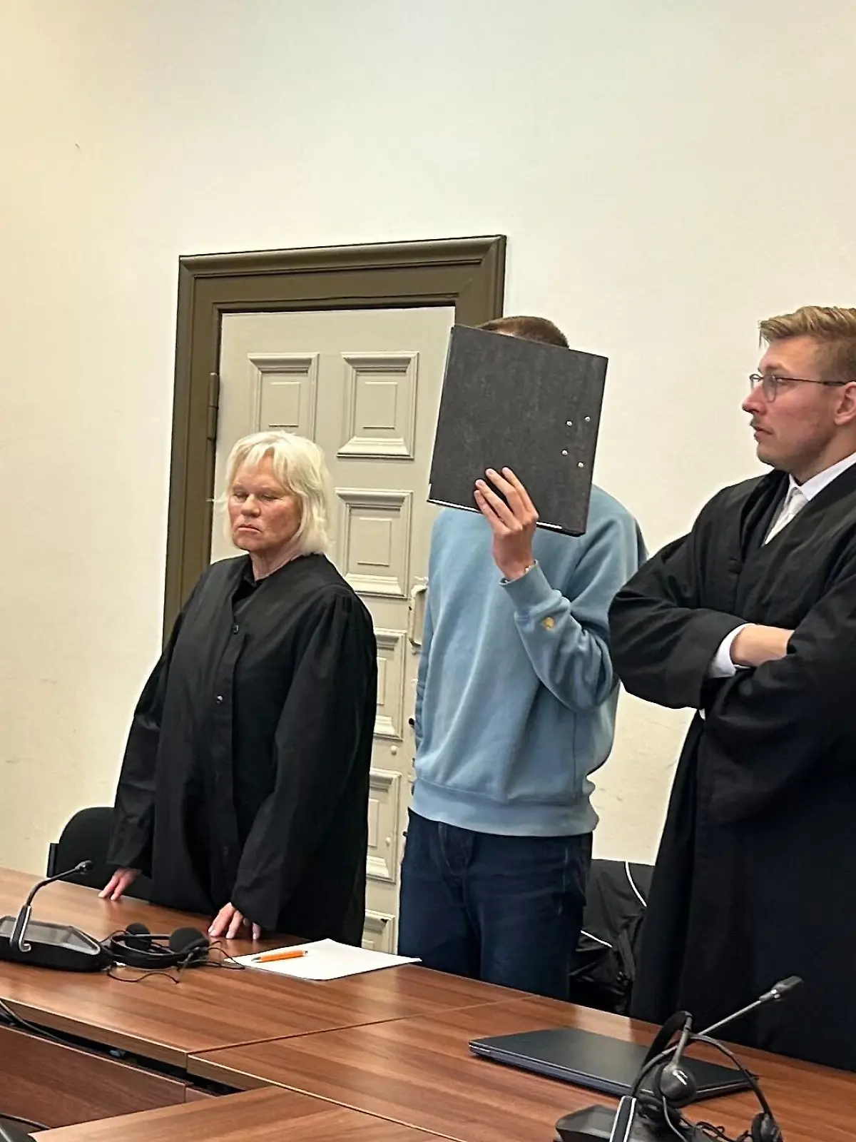 Explosion in Hamburg - mehrere Personen retten sich aus brennenden Haus