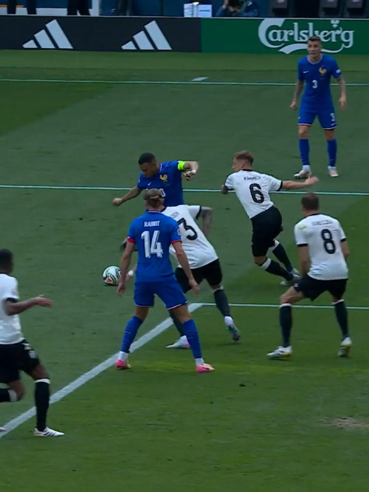 Dreiste Aktion von BVB-Star: Adeyemi sieht Gelb für eine Schwalbe im ...