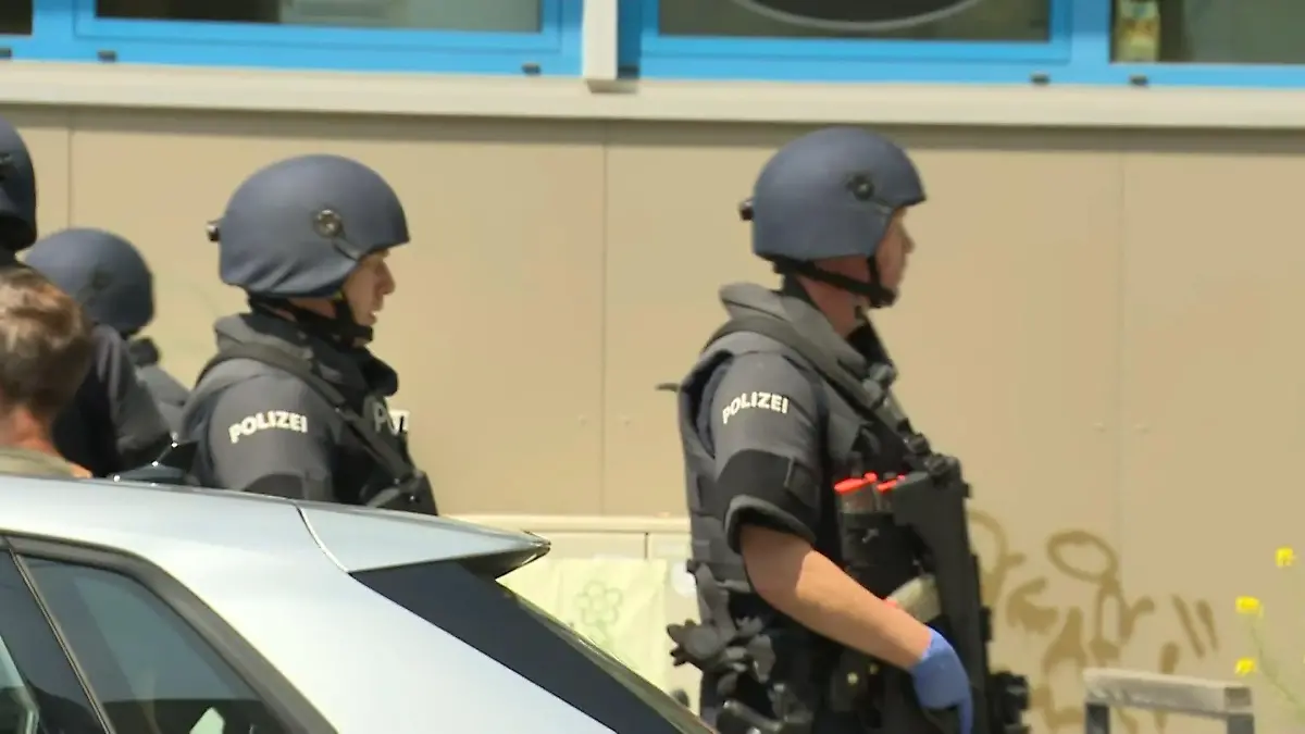 Auf der A2: Nach mehr als 100 Kilometern Verfolgungsjagd mit der Polizei – Autofahrer kracht in ...