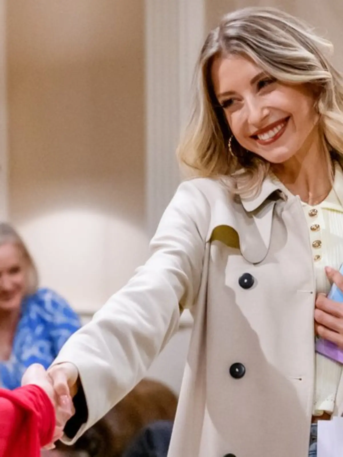 Thomas Müller: Während er sich verabschiedet, strahlt Lisa mit Cathy Hummels um die Wette