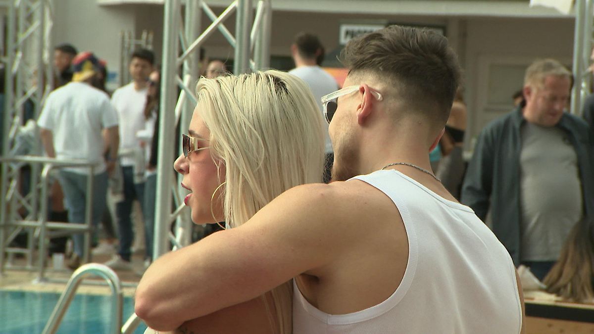 Sie zeigen sich zum ersten Mal öffentlich: Es wird getanzt, gekuschelt und geknutscht! ER ist ...