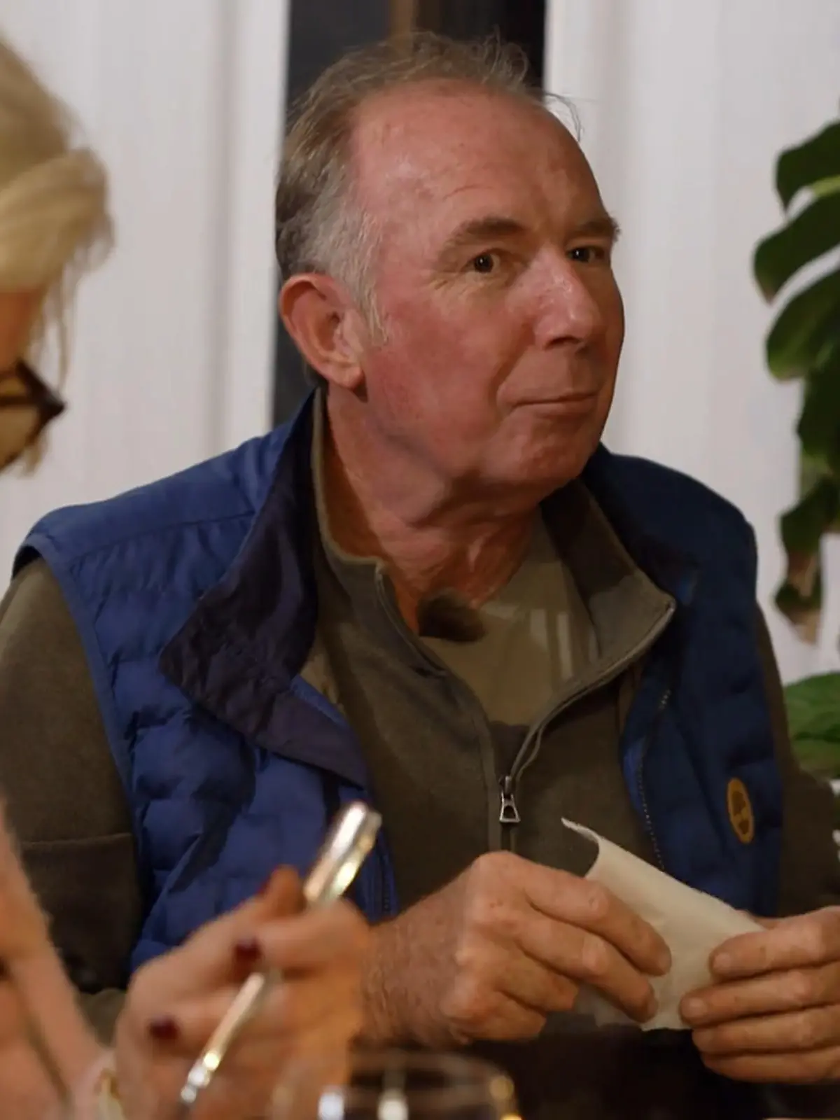 Es geht ans Arbeiten: Sophia und Ute helfen Roger heute auf bei der ...